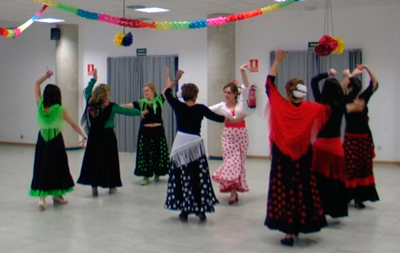 Sevillanas bailadas en línea de tres - Mucho Más Que Baile